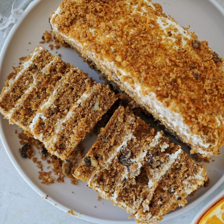 How to Freeze Carrot Cake With Cream Cheese Frosting & Without