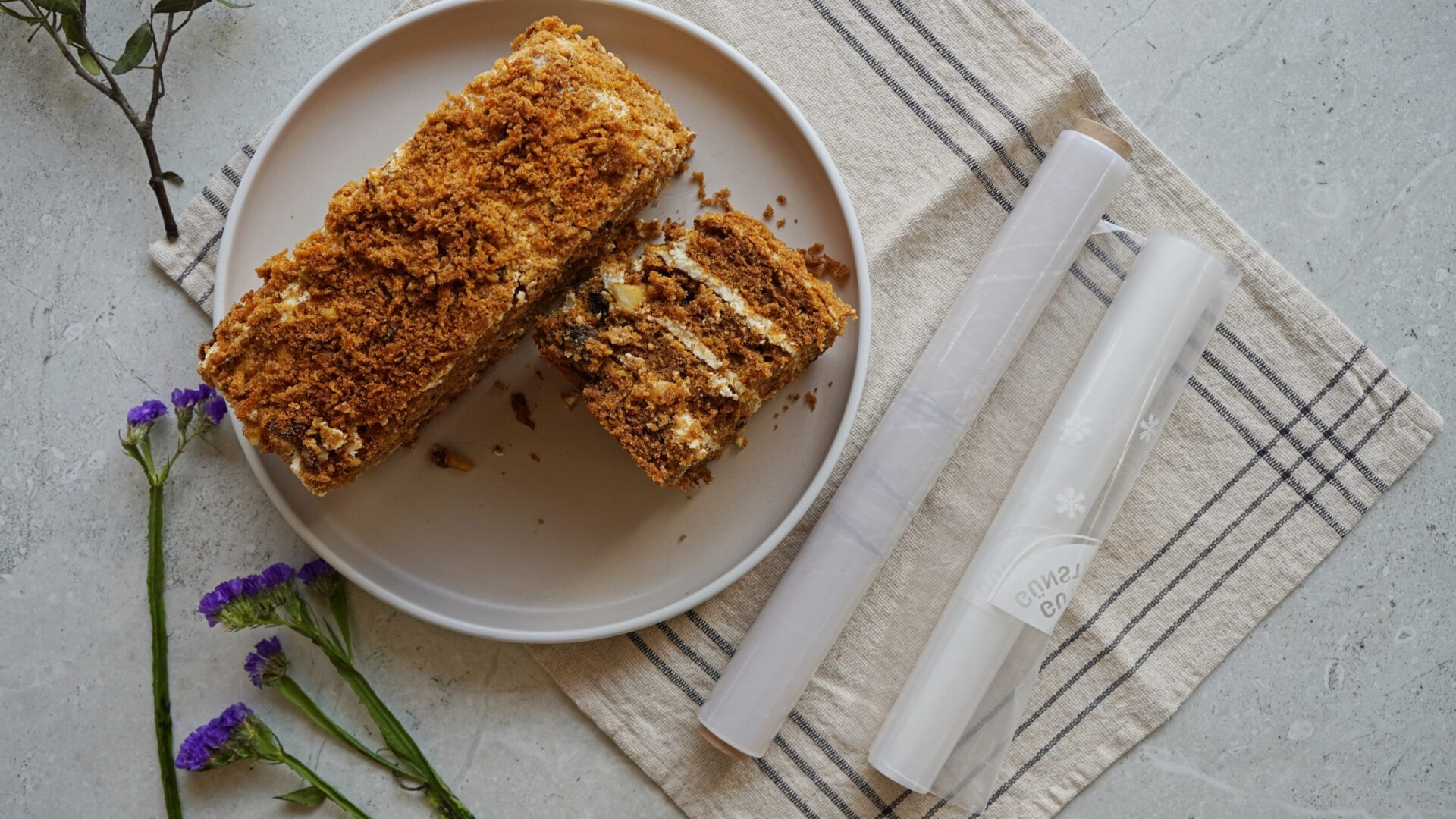 How to Freeze Carrot Cake With Cream Cheese Frosting & Without